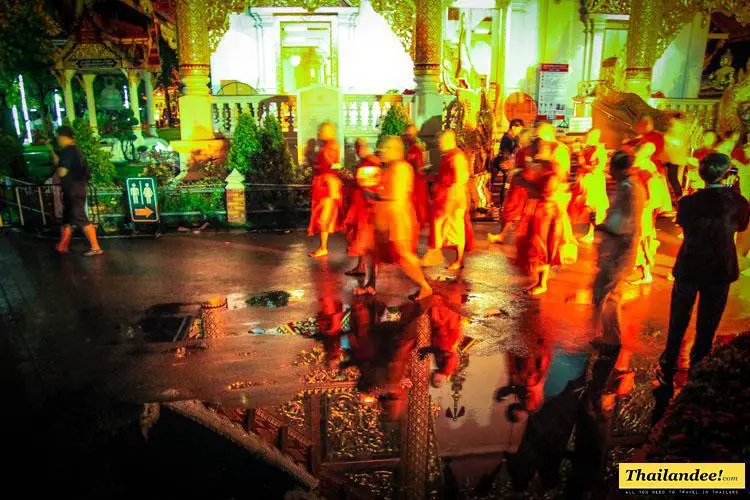 Le soir de Visakha Bucha à Chiang Mai