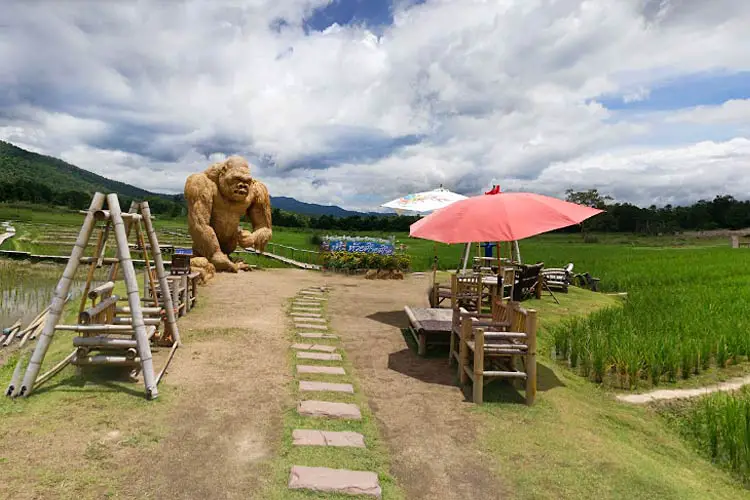 Visit Straw King Kong statues in Chiang Mai